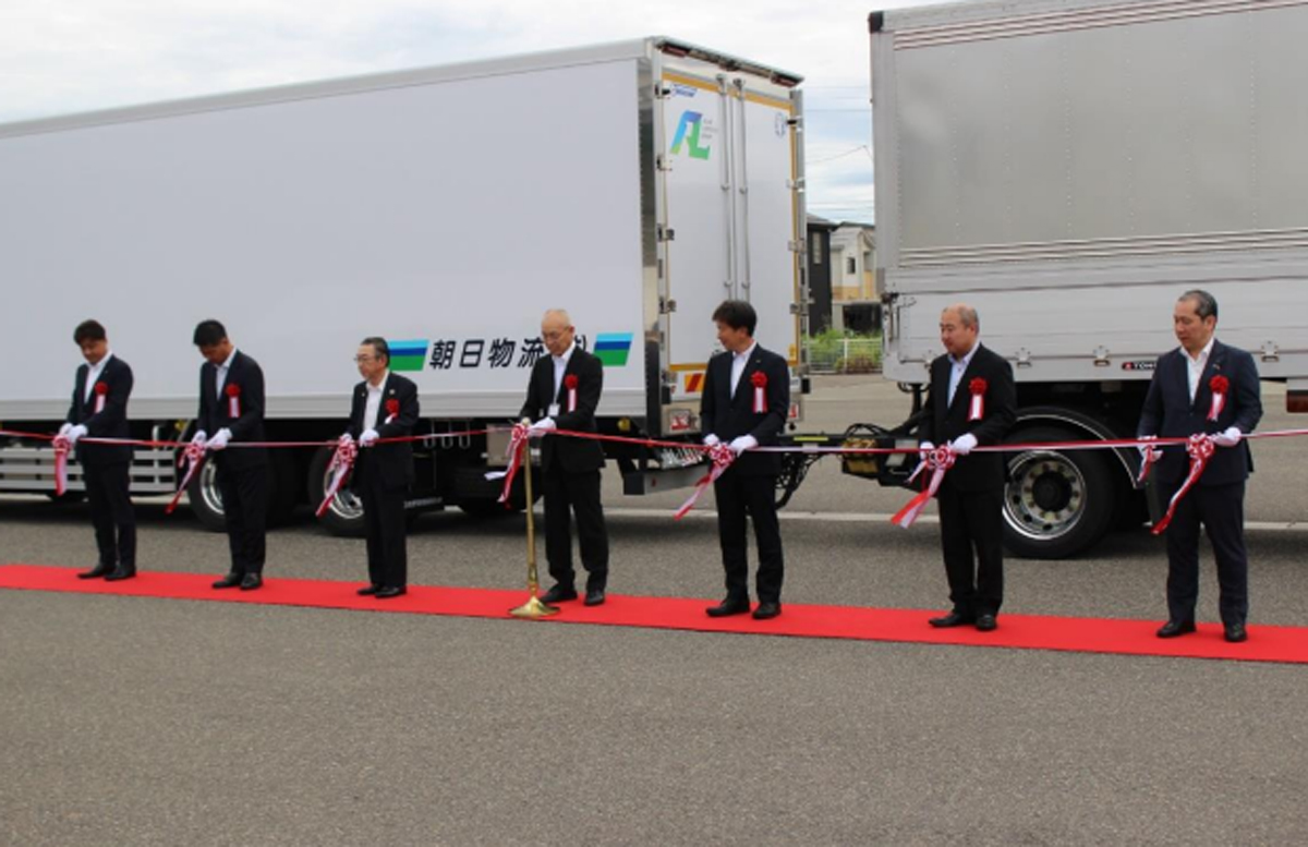 ブルボン、岩塚製菓ほか／ダブル連結トラック共同配送の本格運行開始 ─ 物流ニュースのLNEWS